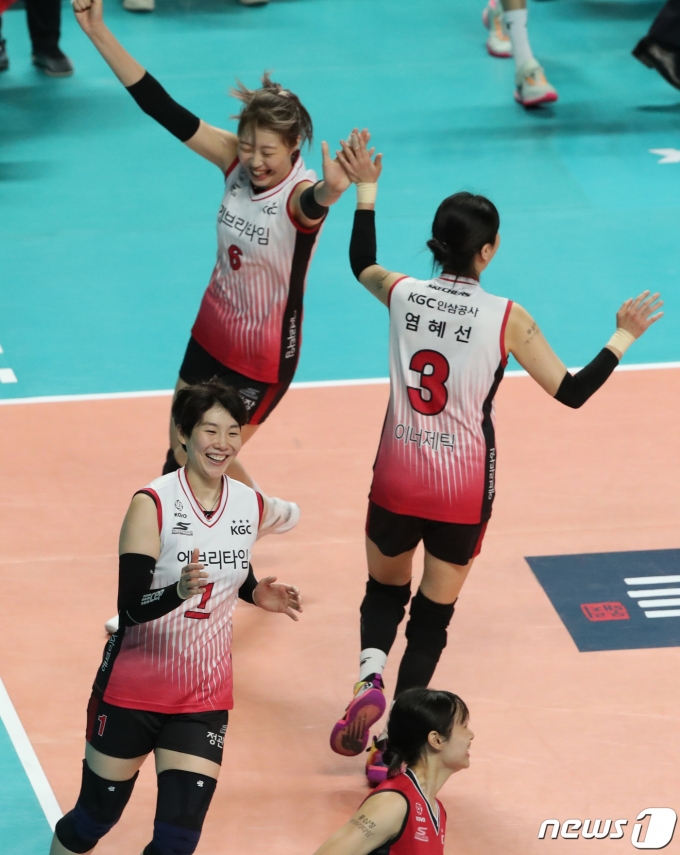 [사진] 득점 기뻐하는 KGC - 머니S