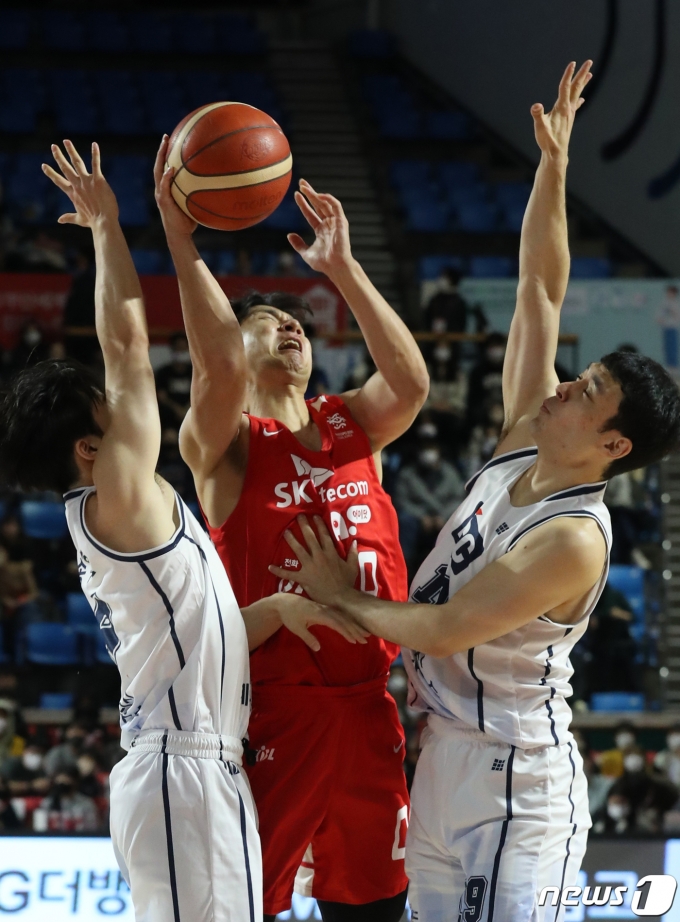 [사진] KCC 수비에 둘러싸인 SK 양우섭 - 머니S