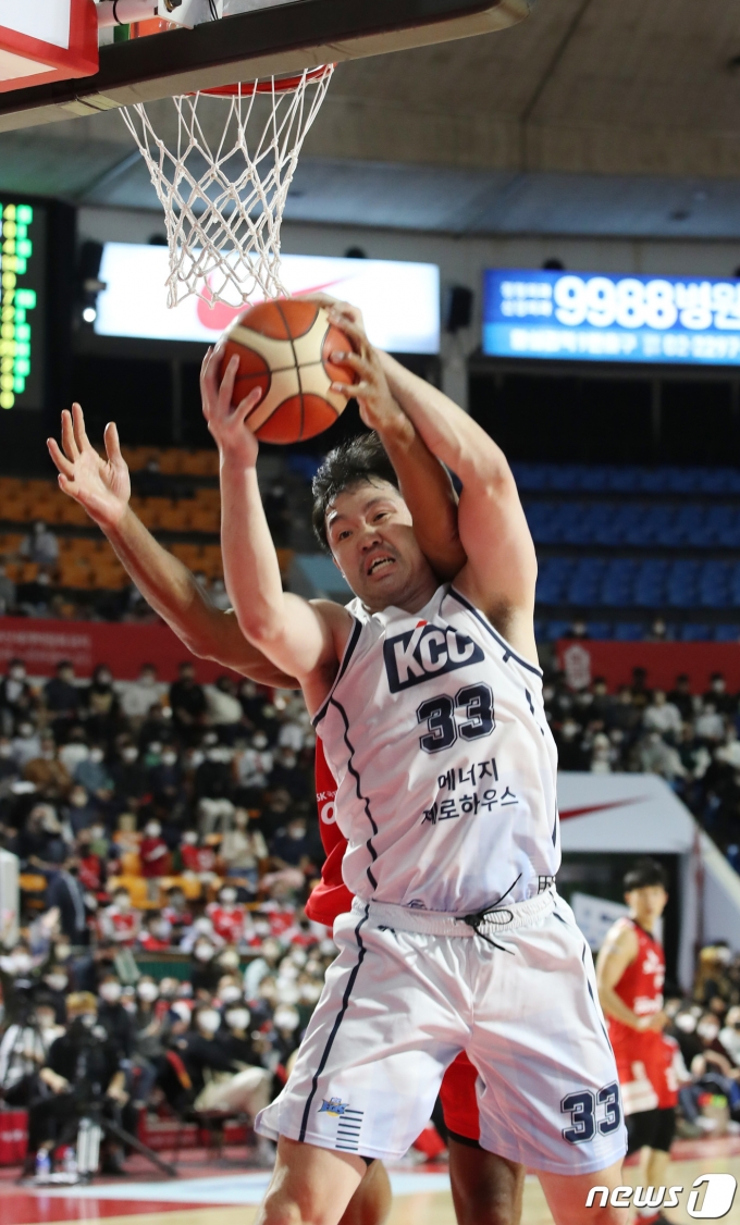 [사진] KCC 이승현 '절대 못 넣는다' - 머니S