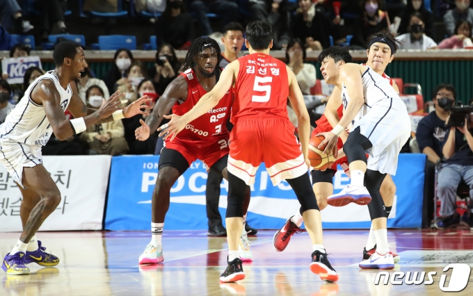 [사진] SK-KCC '치열한 싸움' - 머니S