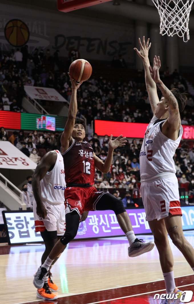 [사진] 레이업슛 하는 KGC 렌즈 아반도 - 머니S