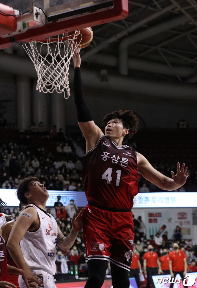 [사진] KGC 오세근 '반박자 빠르게' - 머니S