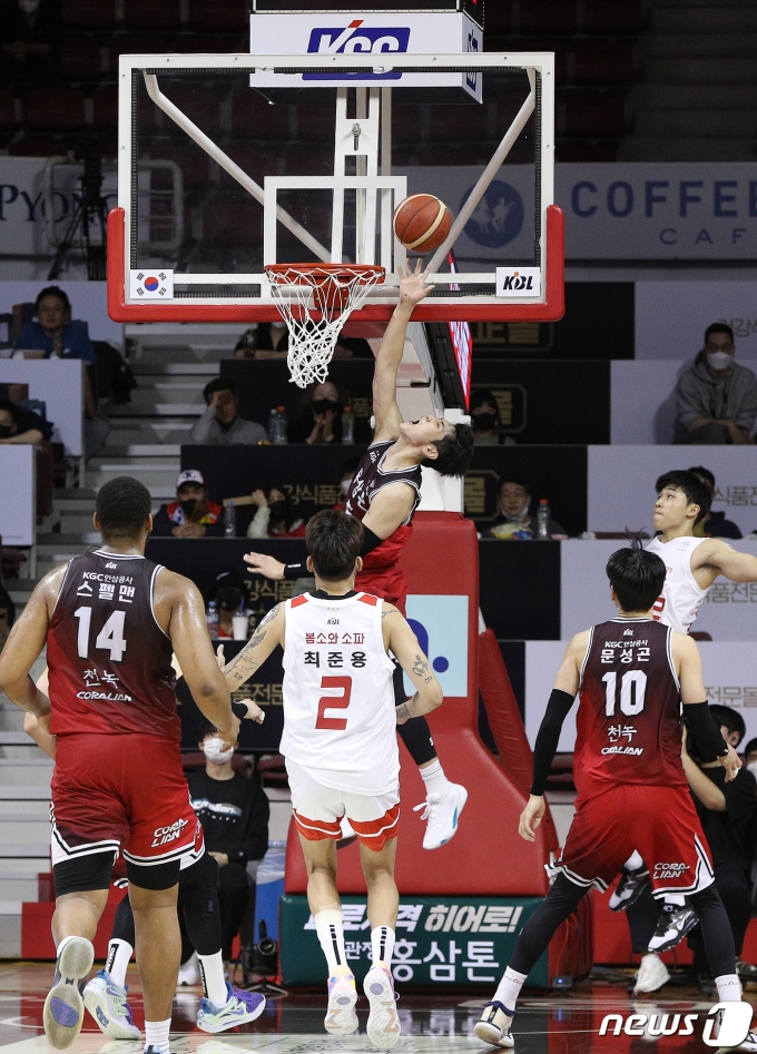 [사진] 바스켓 굿 만드는 KGC 변준형 - 머니S