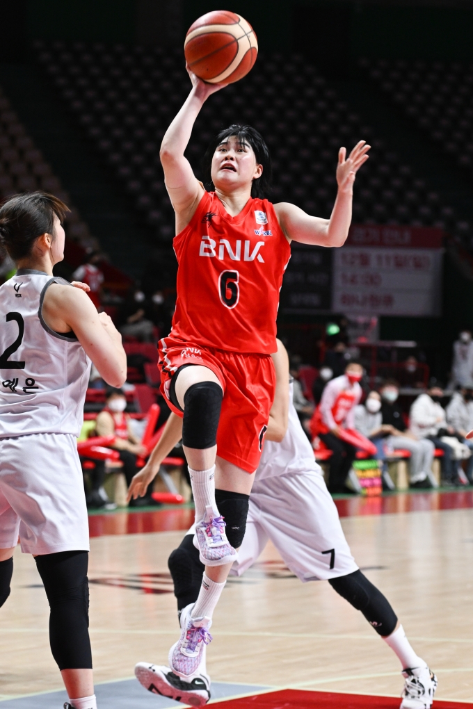 '이소희 26점 10리바운드' BNK, KB에 69-60 승리 - 머니S