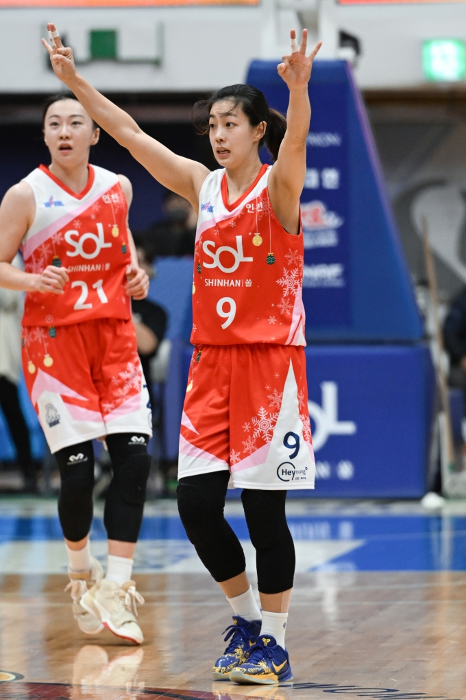 '이경은 회심의 3점슛' 신한은행, 2차 연장 끝 KB 제압하고 3위 BNK 추격 - 머니S