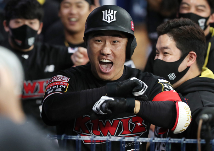 FA 내야수 신본기 원소속팀 KT 잔류… 1+1년 총액 3억원 '도장' - 머니S