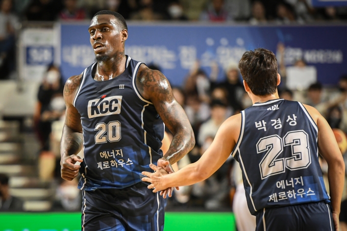 '라건아 32점' KCC, 5연패서 탈출…LG는 5연승 무산 - 머니S