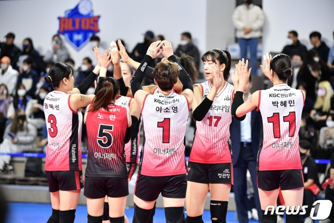 높이로 압도한 KGC인삼공사, IBK기업은행 3-0 완파…4위 도약 - 머니S