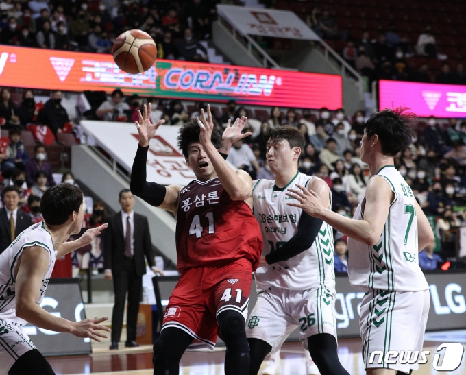 [사진] 바스켓 굿 노리는 KGC 오세근 - 머니S