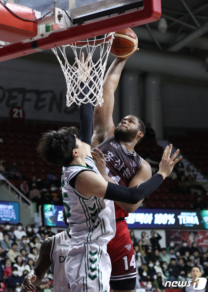 [사진] 덩크 내리꽂는 KGC 스펠맨 - 머니S