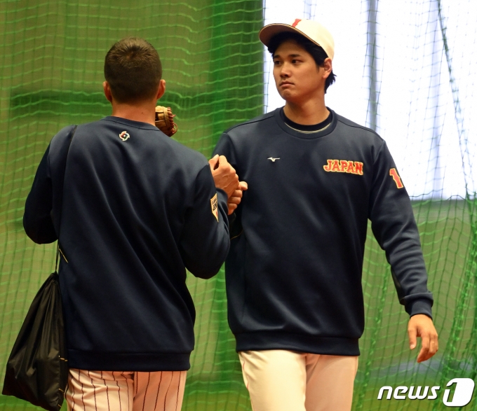 [사진] 훈련 준비하는 오타니 쇼헤이 - 머니S