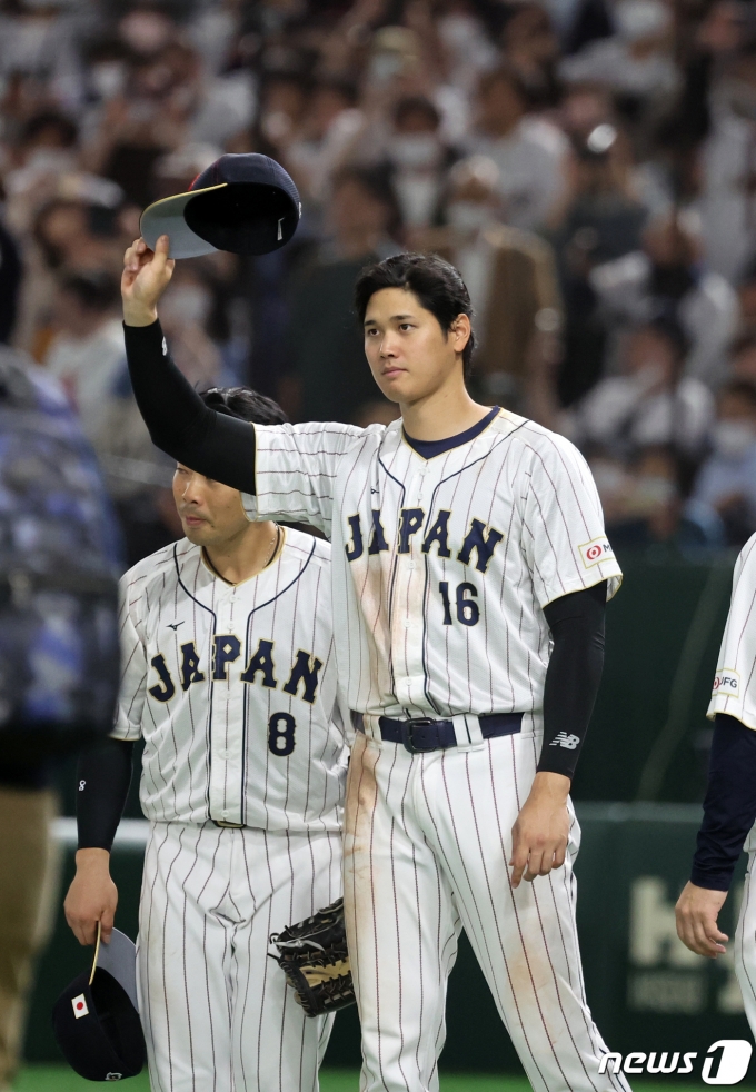 [사진] 오타니 쇼헤이, 팬들 향해 모자 벗어 인사 - 머니S
