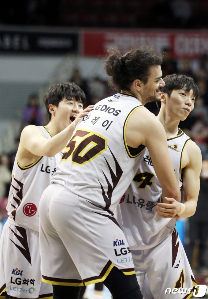 [사진] KGC 상대로 1점 차 승리한 LG - 머니S