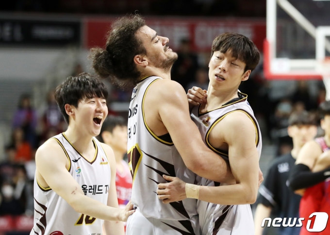 프로농구 2위 LG, 1위 KGC에 1점 차 승리…1.5경기 차 맹추격 - 머니S