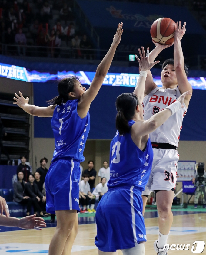 [사진] 슛 시도하는 BNK 썸 진안 - 머니S