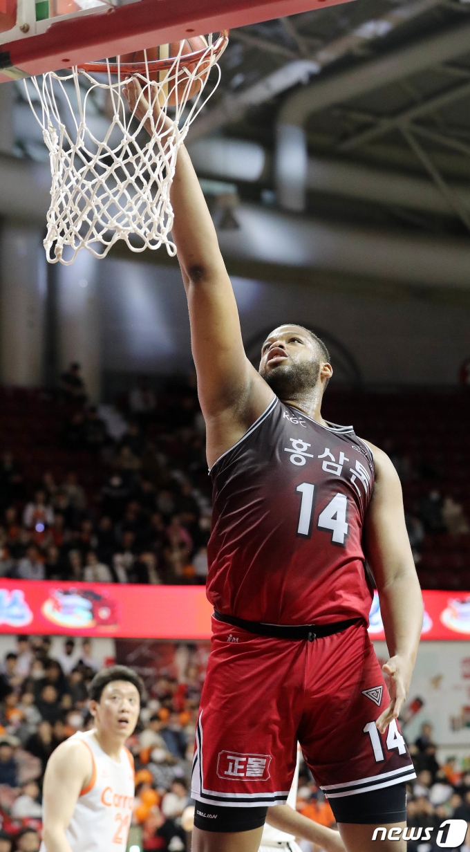 KGC, 4강 PO 1차전서 캐롯 56점차 대파…역대 최다점수차 승리 신기록 - 머니S