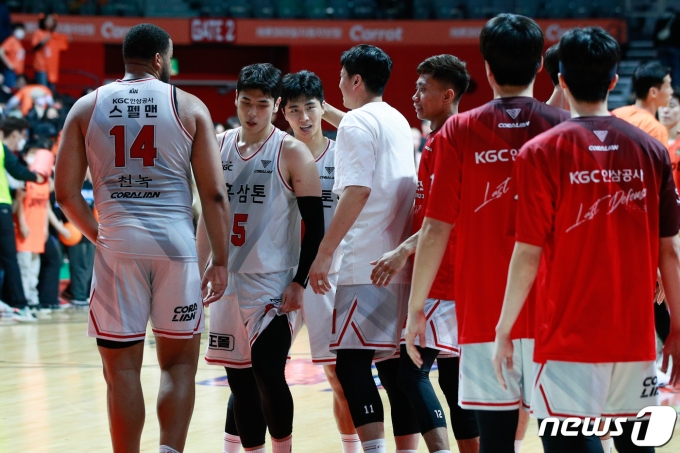 [사진] PO 3차전 승리 거둔 KGC '1승 남았다' - 머니S