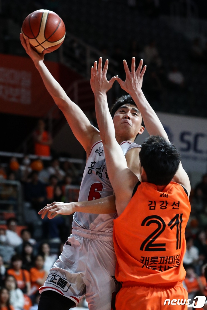 [사진] 훅슛 시도하는 KGC 박지훈 - 머니S