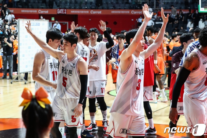 [사진] 팬들 향해 인사하는 KGC 선수들 - 머니S