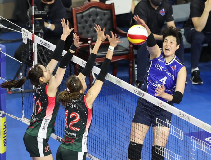 IBK, 프랜차이즈 스타 김희진과 재계약… 연봉 총액 3억5000만원 - 머니S