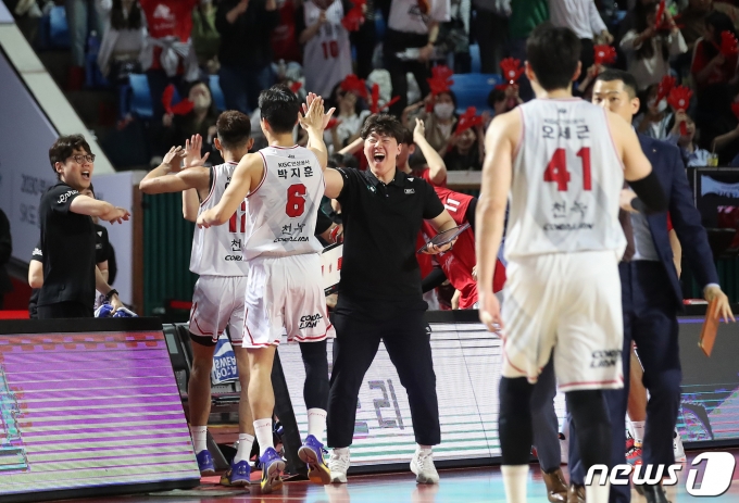 '오세근+스펠맨 39점 합작' KGC, 챔프 3차전도 잡았다…2승1패 리드 - 머니S