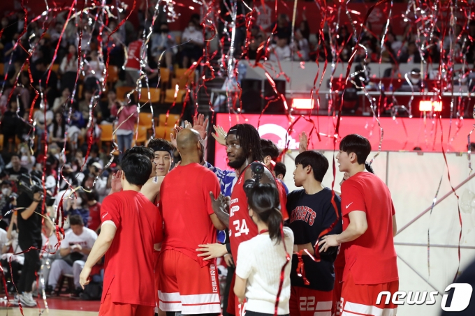 [사진] SK, KGC 상대 승리 '승부는 다시 원점' - 머니S