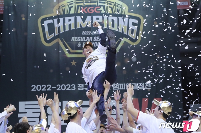 [사진] 우승 헹가래 받는 김상식 KGC 감독 - 머니S