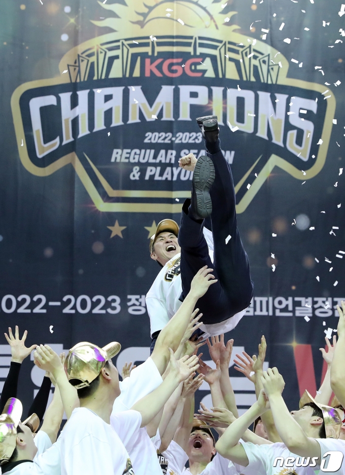 [사진] 김상식 KGC 감독 '하늘을 날다' - 머니S