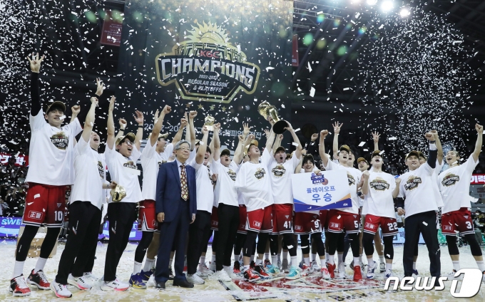 [사진] 2022-2023 통합우승 V4 달성한 안양 KGC '뜨거운 함성' - 머니S