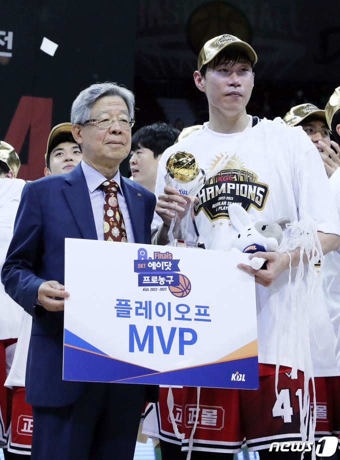 FA 오세근, KGC 떠나 SK 이적…'중앙대 동기' 김선형과 한솥밥 - 머니S