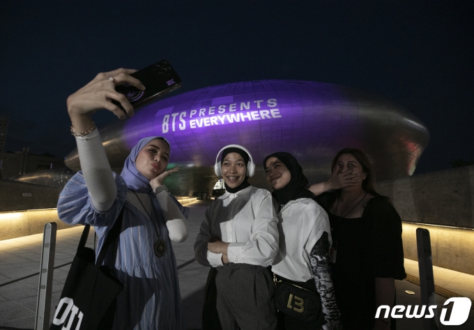 [뉴스1 PICK]'BTS 데뷔 10주년' 보랏빛으로 물든 서울 - 머니S