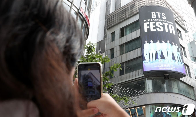 [뉴스1 PICK]'BTS 데뷔 10주년' 보랏빛으로 물든 서울 - 머니S