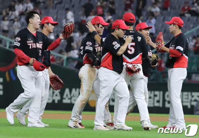 [사진] 타선 폭발 KIA, SSG 상대로 17대 3 대승 - 머니S