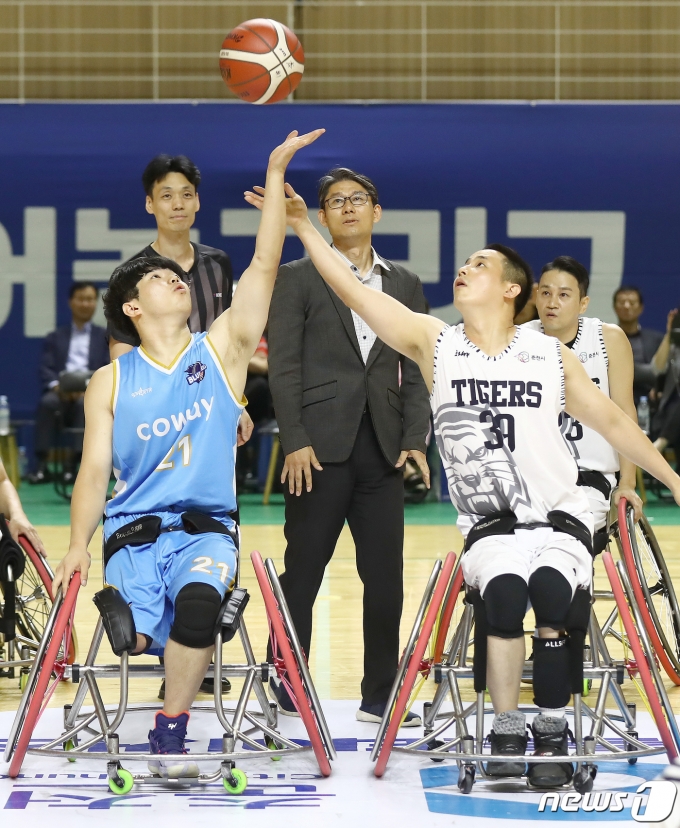[사진] 2023 KWBL 휠체어농구리그 개막 시구 - 머니S
