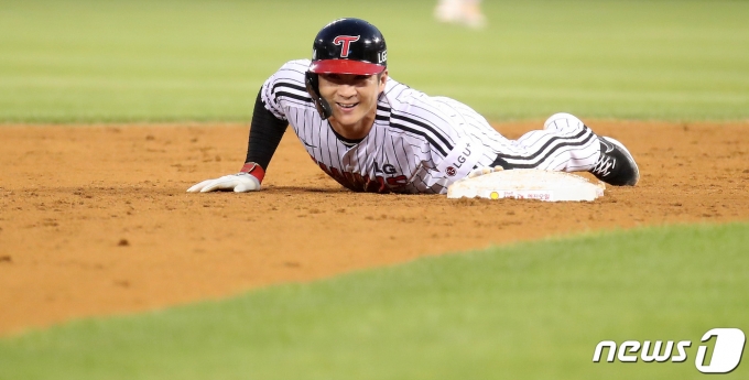 [사진] KBO 250도루 달성한 오지환 - 머니S