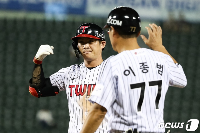 [사진] KBO리그 역대 40번째 1700경기 출장 기록한 LG 오지환 - 머니S