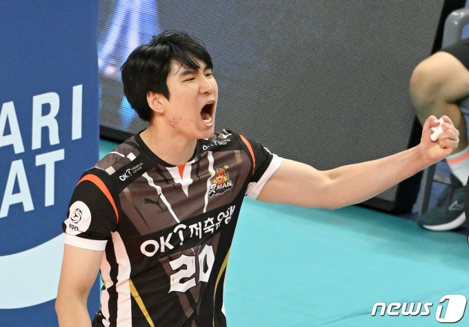 '신호진 25점' OK금융, 우리카드에 풀세트 끝 승리…KOVO컵 4강 진출 - 머니S