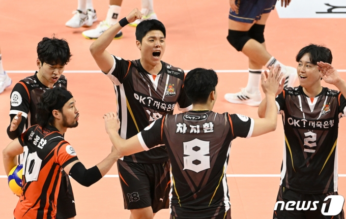 OK금융, 우리카드 잡고 KOVO컵 4강 진출…대한항공은 3전 전승(종합) - 머니S