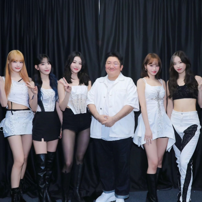 방시혁·르세라핌, 삼촌과 조카 같은 인증샷 "첫번째 투어를 축하하며" [N샷] - 머니S