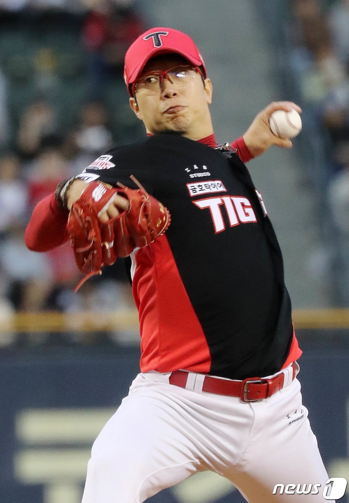 KIA 양현종, 송진우 넘어 KBO리그 최다 선발 164승 신기록(종합) - 머니S