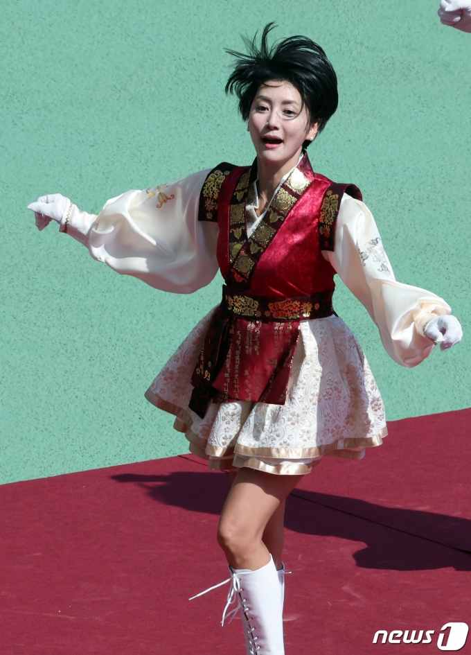 [사진] 한성주 고연전 졸업생 응원단으로 12년 만에 공개석상 머니s