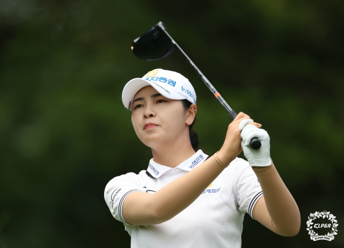 이가영, KLPGA '메이저' KB 금융 3R 선두…이예원 한 타차 추격 - 머니S