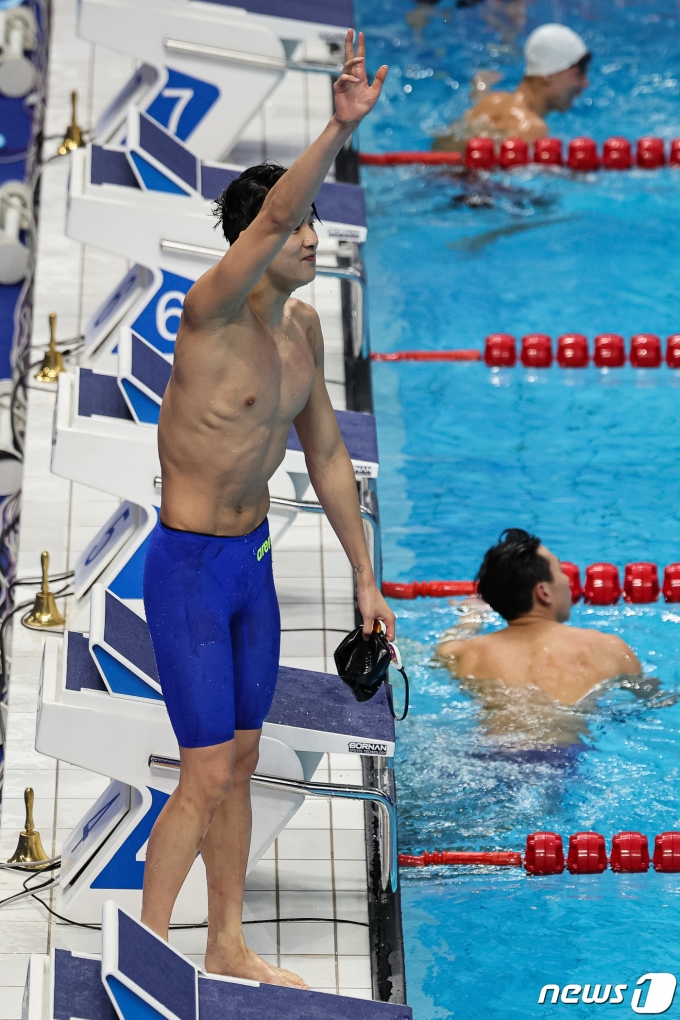 [사진] 압도적 레이스 김우민, 항저우AG 자유형 400m 金 '3관왕' - 머니S