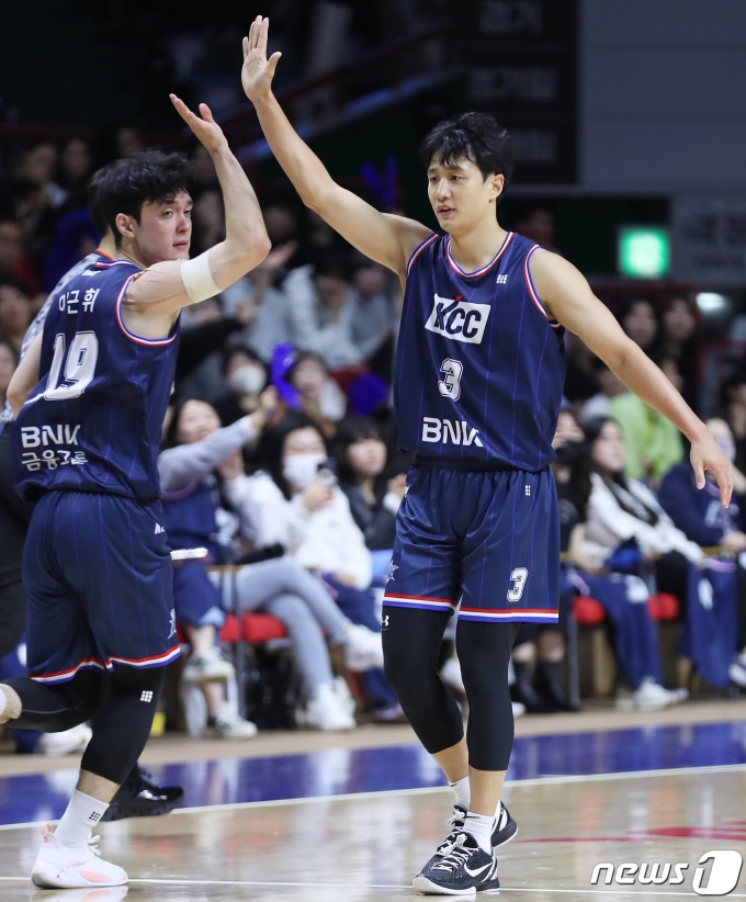 프로농구 KCC, '새 집' 부산 첫 경기서 승리…관중도 8780명 매진 - 머니S