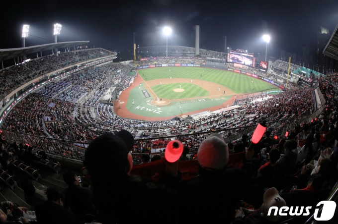 NC-KT 가을야구 첫 격돌, '1만6241명' 입장…매진은 실패[PO1] - 머니S