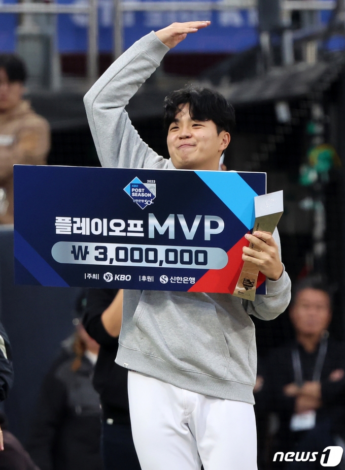 [사진] 'PO MVP' 손동현, 모두 환호해라! - 머니S