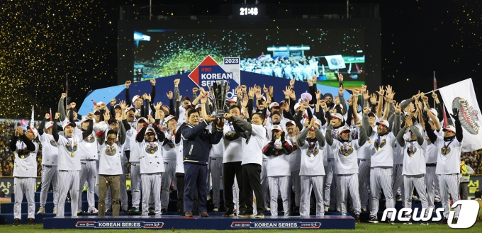 [사진] LG 트윈스, 1994년 이후 29년 만에 KBO리그 재패 - 머니S