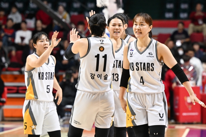 '강이슬 22점' 여자농구 KB, BNK에 21점 차 대승…4승1패로 1R 마감 - 머니S