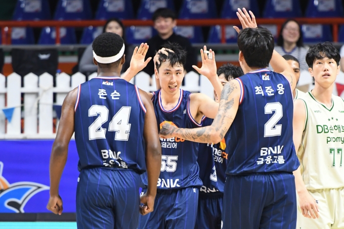프로농구 KCC, DB 5연승 저지하고 단독 5위 도약 - 머니S
