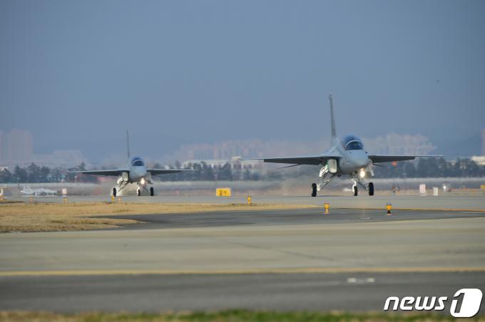 [사진] 국산 훈련기 TA-50 Block2 도입한 1전투비행단 - 머니S